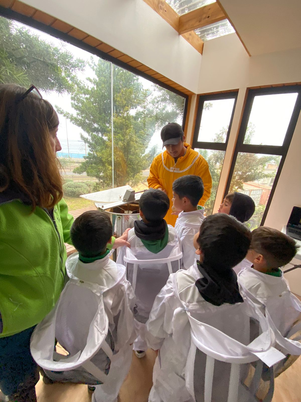 Cerca de 300 escolares participaron en ciclo de charlas USM Bee Lab | DGVM